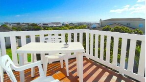 Quarto Duplo ou Twin Comfort, varanda, Vista para a cidade | Refeições ao ar livre