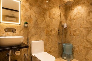Um polibã, produtos de higiene exclusivos, um secador de cabelo