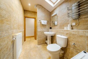 Quarto Familiar, pátio, vista para o jardim | Casa de banho | Um polibã e uma banheira separados, uma banheira de imersão total