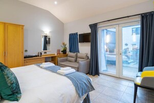 Quarto Familiar, pátio, vista para o jardim | Lençóis de algodão egípcio, roupa de alta qualidade, edredões de penas
