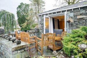Quarto Familiar, pátio, vista para o jardim | Refeições ao ar livre
