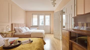 Apartamento família, sacada | Ferros/tábuas de passar roupa, Wi-Fi de cortesia, roupa de cama