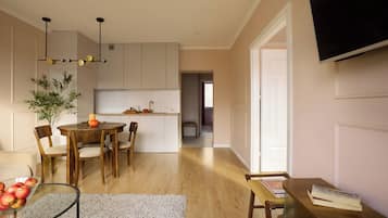 Apartamento família, sacada | Cozinha americana privada | Cafeteira/chaleira, chaleira elétrica, torradeira, mesas de jantar