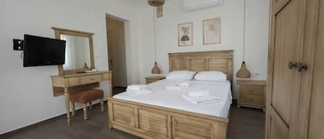 Quarto triplo superior, vista para o jardim | Frigobar, escrivaninha, espaço de trabalho para notebook