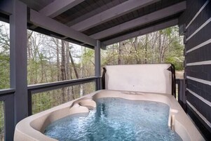 Casa, várias camas (Peaceful Escape) | Banheira de hidromassagem exterior