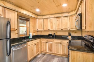 Casa, várias camas (Trail's End) | Cozinha privada | Um forno 