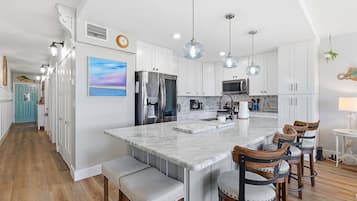 Casa, várias camas, varanda (Marker 33- 1C7) | Cozinha privada | Mesas de jantar