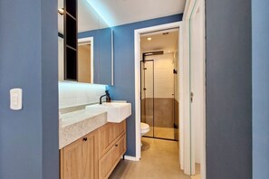 Apartamento | Casa de banho | Um polibã, um secador de cabelo, toalhas fornecidas, sabão 