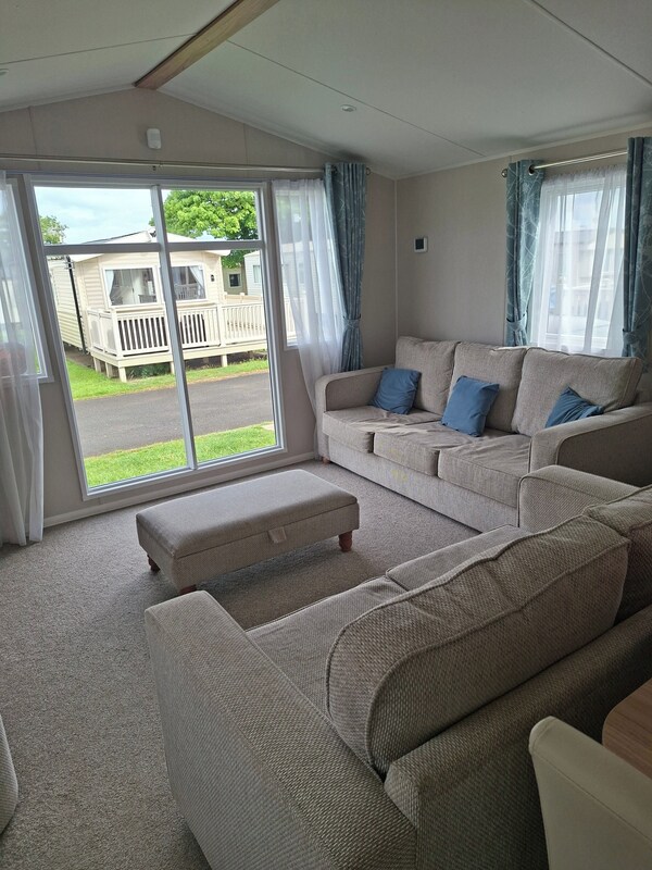 Primrose Valley 3-bed Caravan, Sleeps 8, Pets Ok - Yorkshire