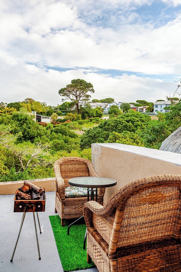 Serene 2-bedroom Apartment In Gqeberha With River Views - Gqeberha