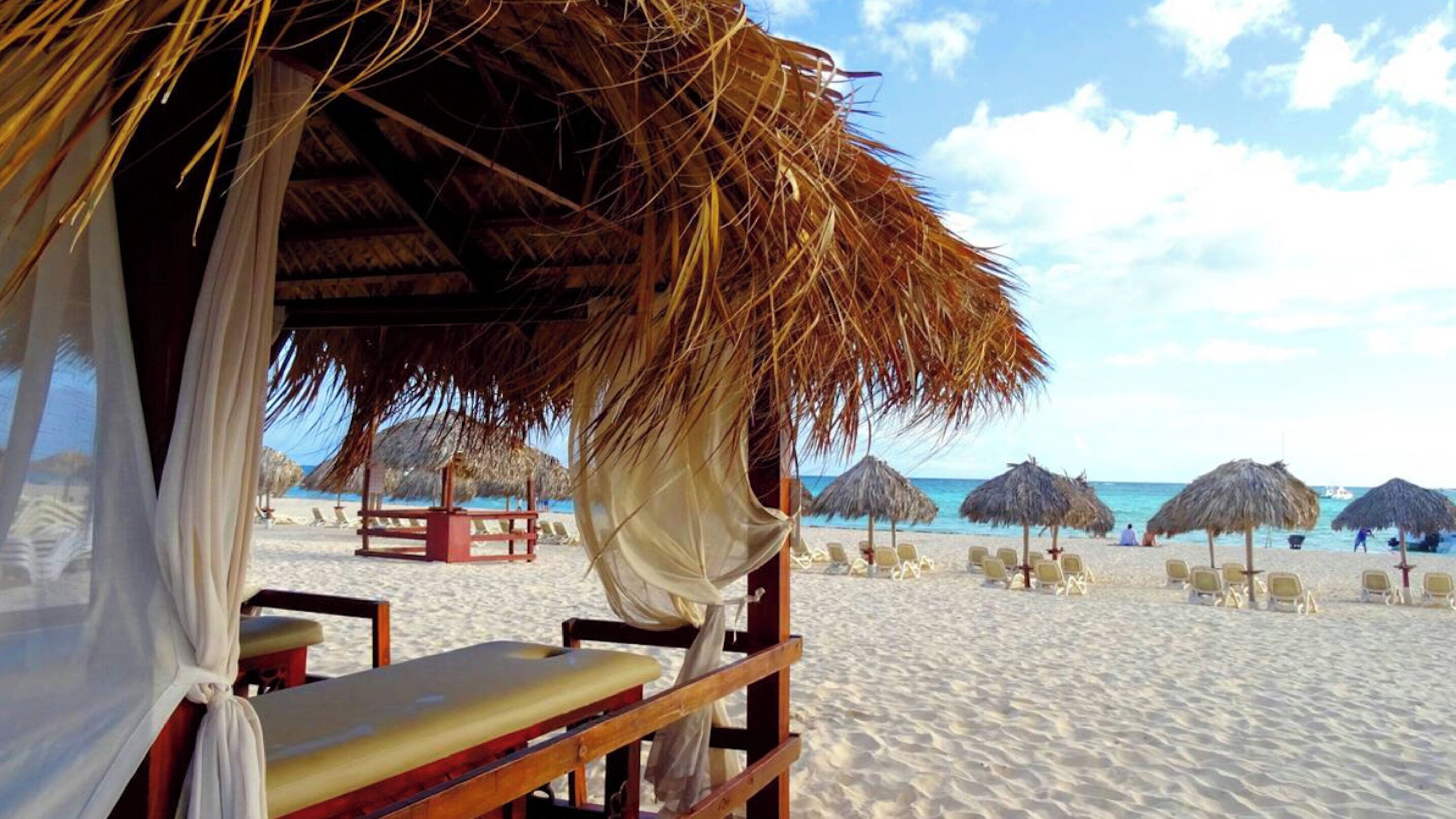Praia particular, areia branca, barracas de praia (sobretaxa) 
