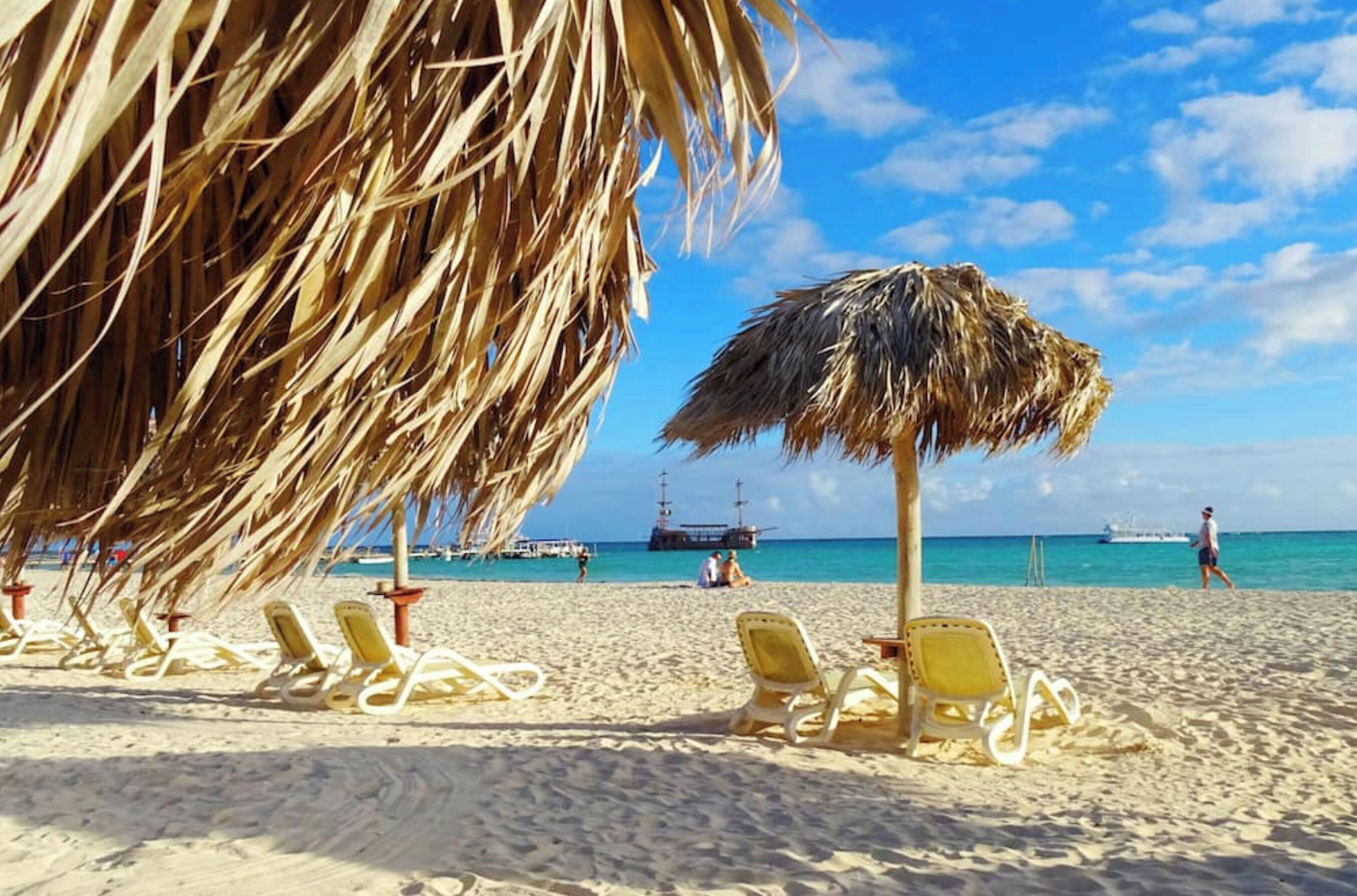 Uma praia privada, praia de areia branca, toldos de praia (sobretaxa) 