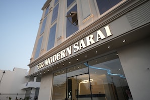 Um edifício com uma placa que diz 'The Modern SARAI'.