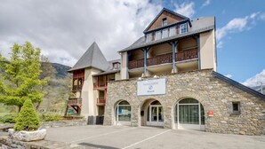Um edifício de pedra com uma placa que diz 'Les Portes de Valais'.