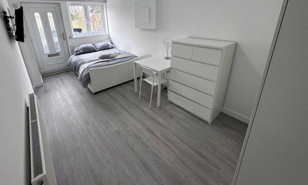 Bright & Stylish Studio Flat - Chelmsford