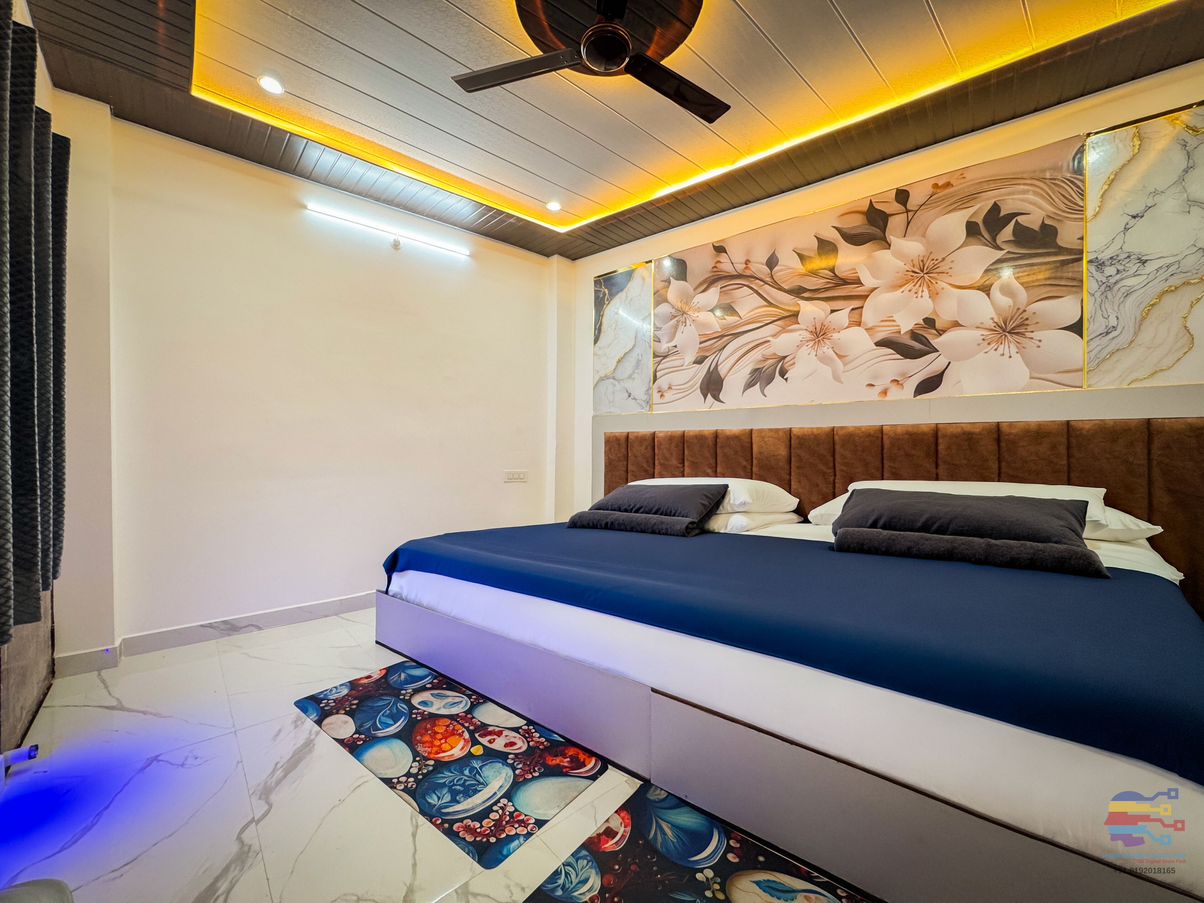Quarto moderno com cama, ventoinha no teto e um objeto decorativo na parede.