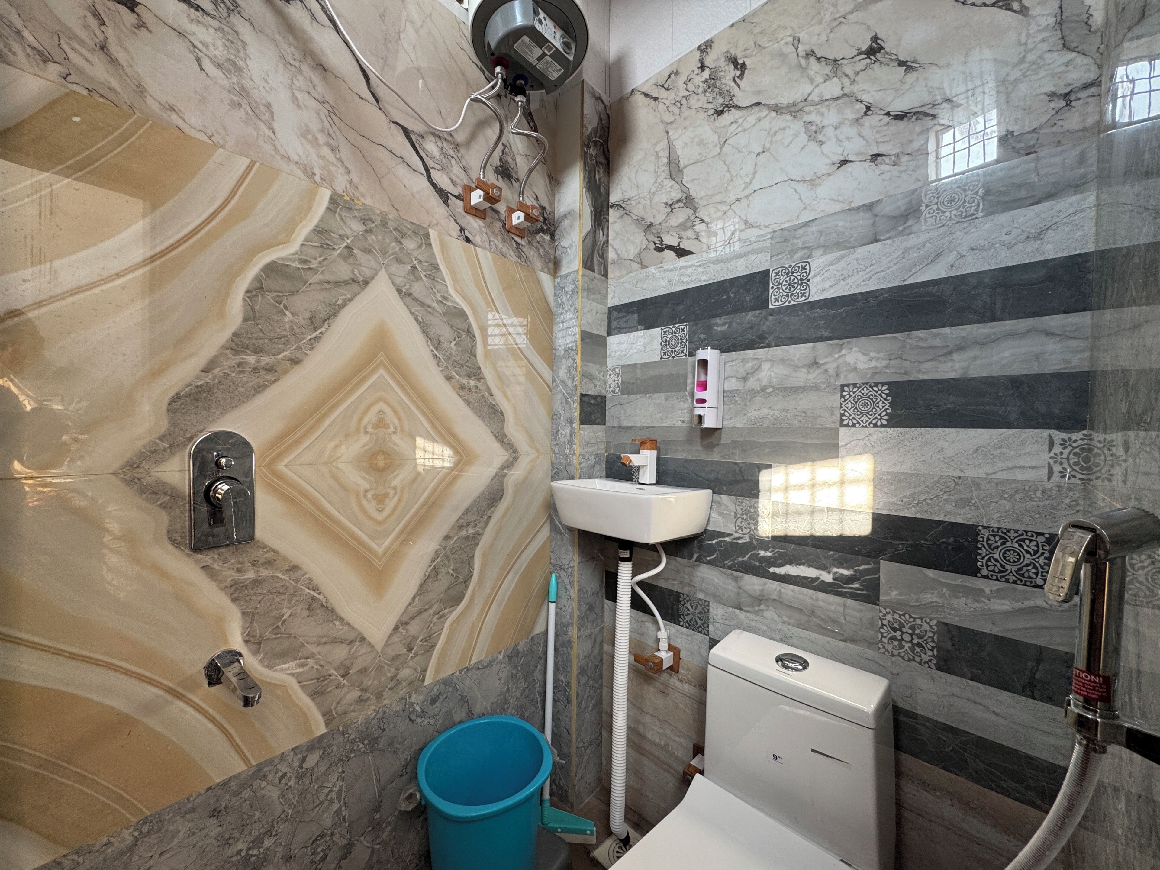 Quarto família | Banheiro | Chuveiro, toalhas de banho, sabonete, shampoo