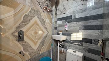 Quarto família | Banheiro | Chuveiro, toalhas de banho, sabonete, shampoo