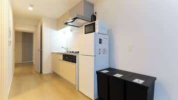 Apartamento (304) | Cozinha privada | Um frigorífico, um micro-ondas, uma placa de cozinha