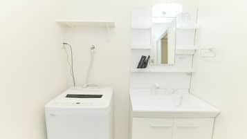 Apartamento (101) | Casa de banho | Uma combinação polibã/banheira, artigos de higiene pessoal grátis