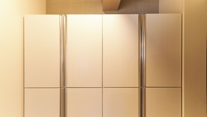 Um interior moderno e minimalista, com design limpo e geométrico.