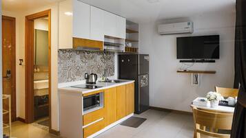 Apartamento Standard, 1 quarto, Vista para a cidade | Cozinha privada | Um frigorífico, um micro-ondas, uma placa de cozinha