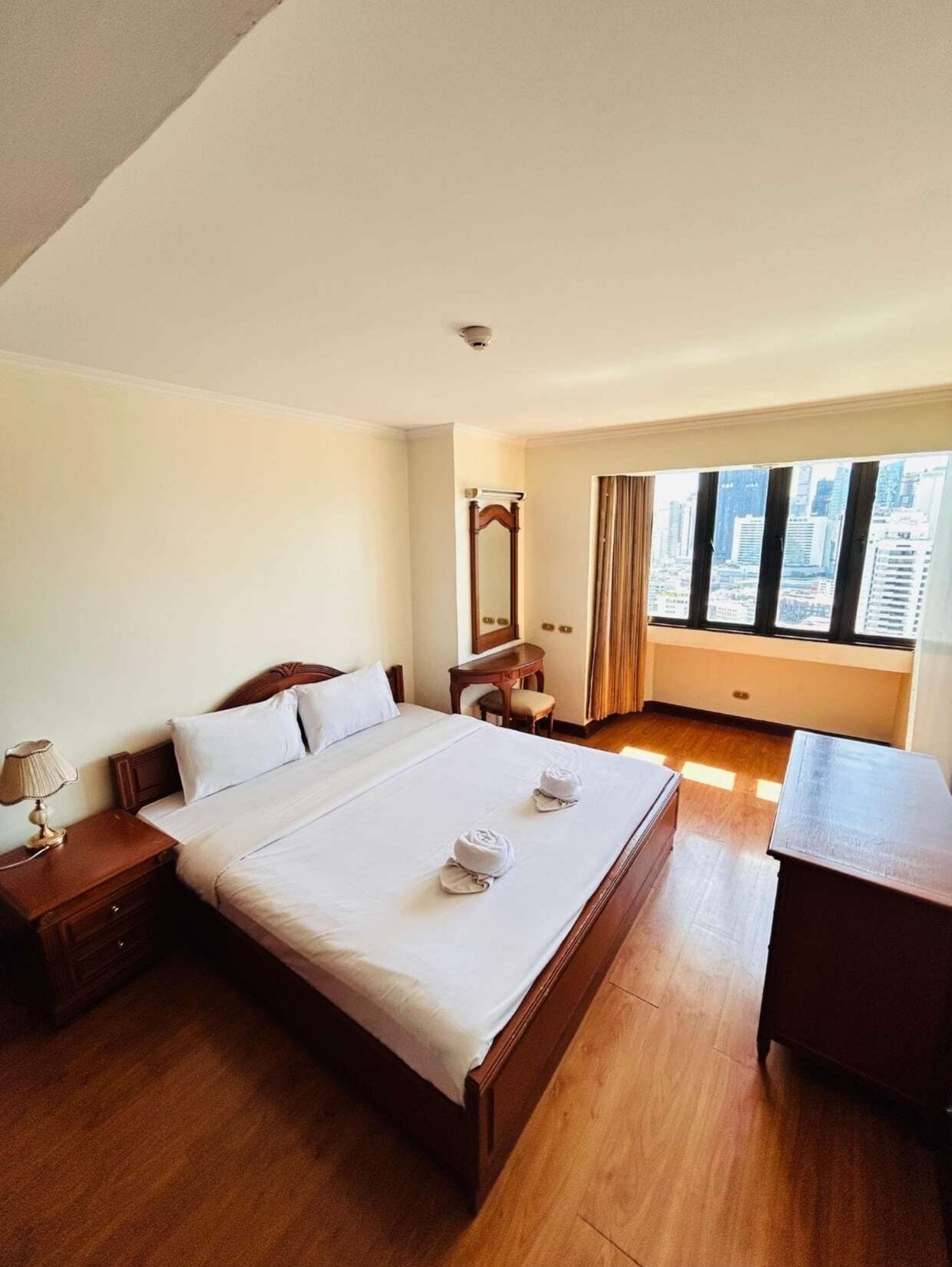Apartamento luxo | Cofres nos quartos, espaço de trabalho para notebook