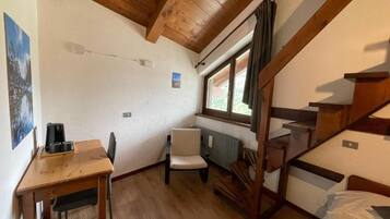 Quarto Quádruplo Standard, vista para a montanha | Interior