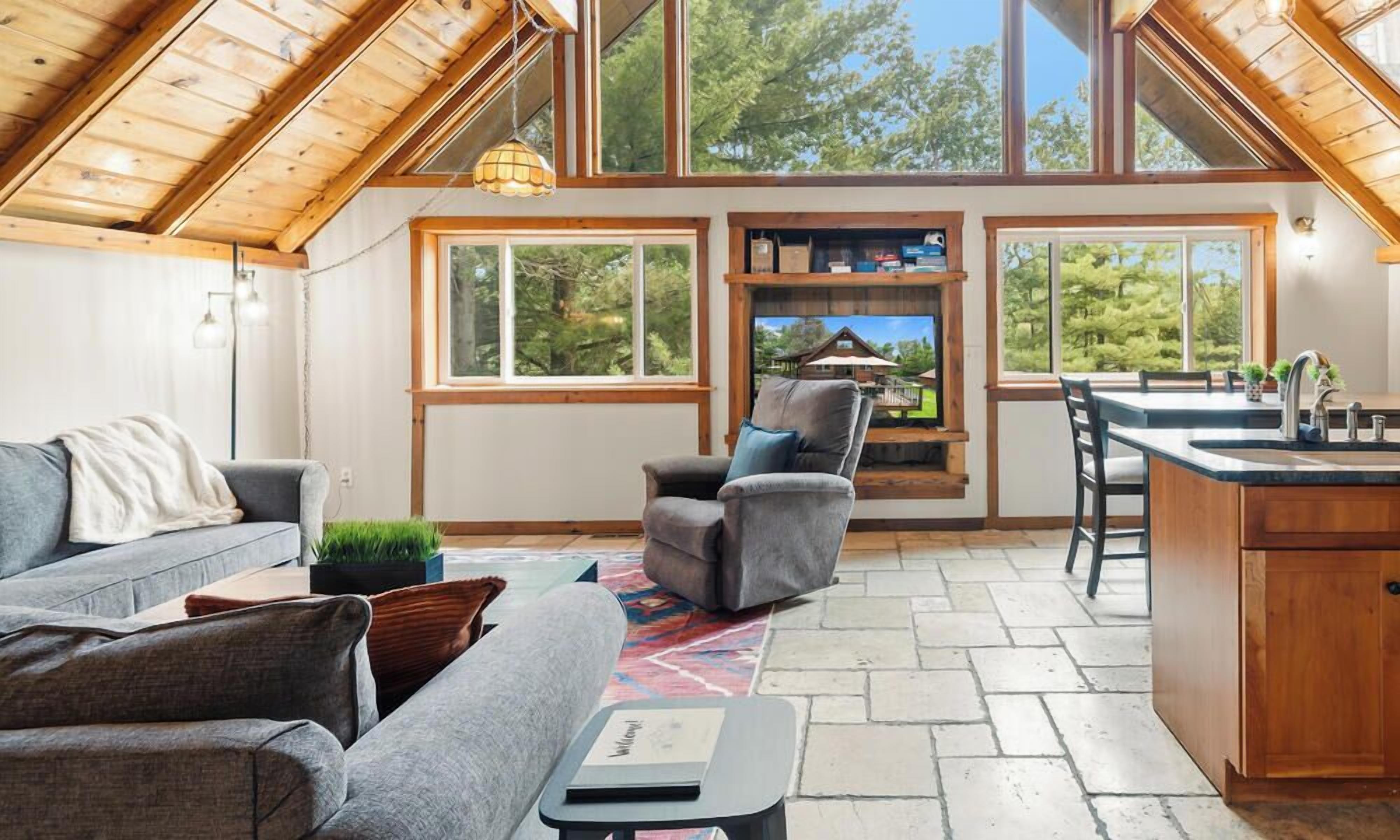At Pond View, You Can Fish From The Pond, Soak In The Hot Tub, Gather Around The Fire. - Fox Lake, IL