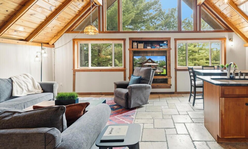 At Pond View, You Can Fish From The Pond, Soak In The Hot Tub, Gather Around The Fire. - Fox Lake, IL