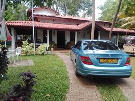 Fachada da propriedade à noite