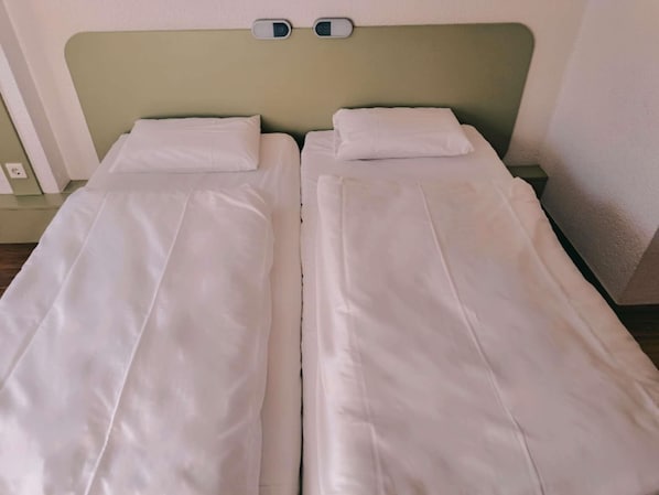 Quarto, 2 camas individuais
