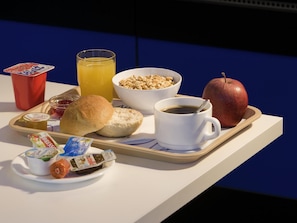 Pequeno-almoço continental diário mediante uma taxa
