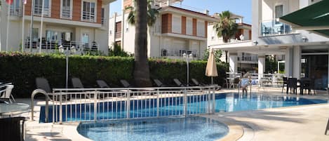 Piscina externa sazonal, guarda-sóis, espreguiçadeiras