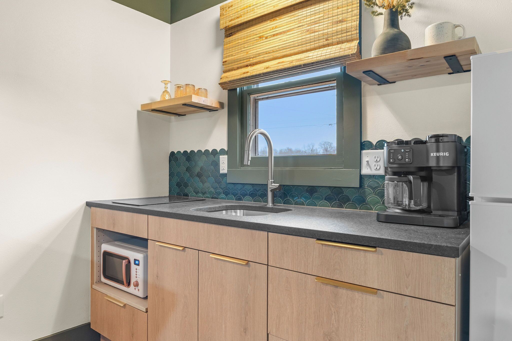 Um frigorífico, um micro-ondas, uma placa de cozinha 