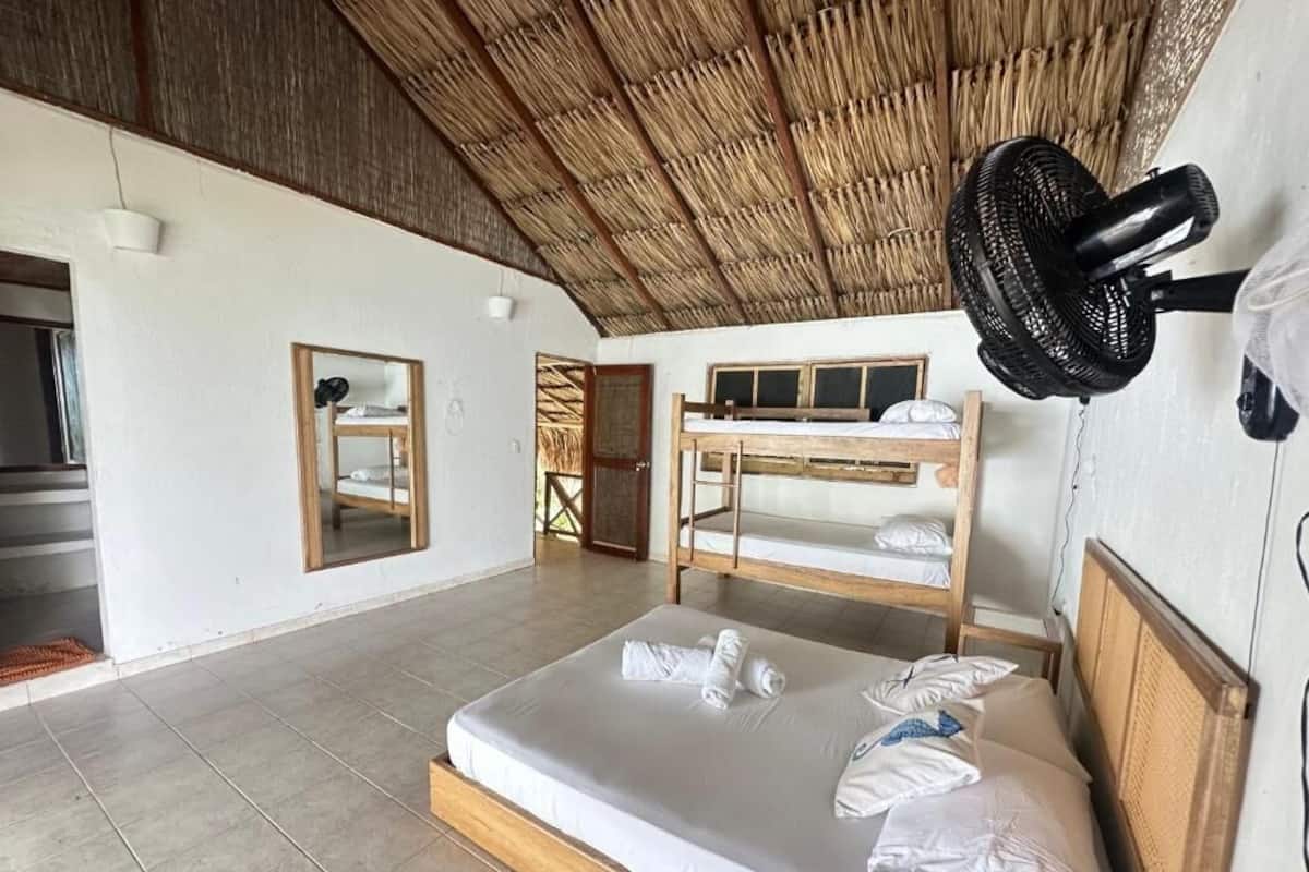 Quarto quádruplo luxo, sacada, vista para o mar | Wi-Fi de cortesia