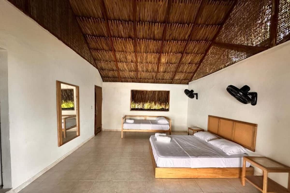 Quarto triplo luxo, sacada, vista para o mar | Wi-Fi de cortesia