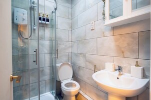 Apartamento Deluxe | Casa de banho | Um polibã, artigos de higiene pessoal grátis, um secador de cabelo