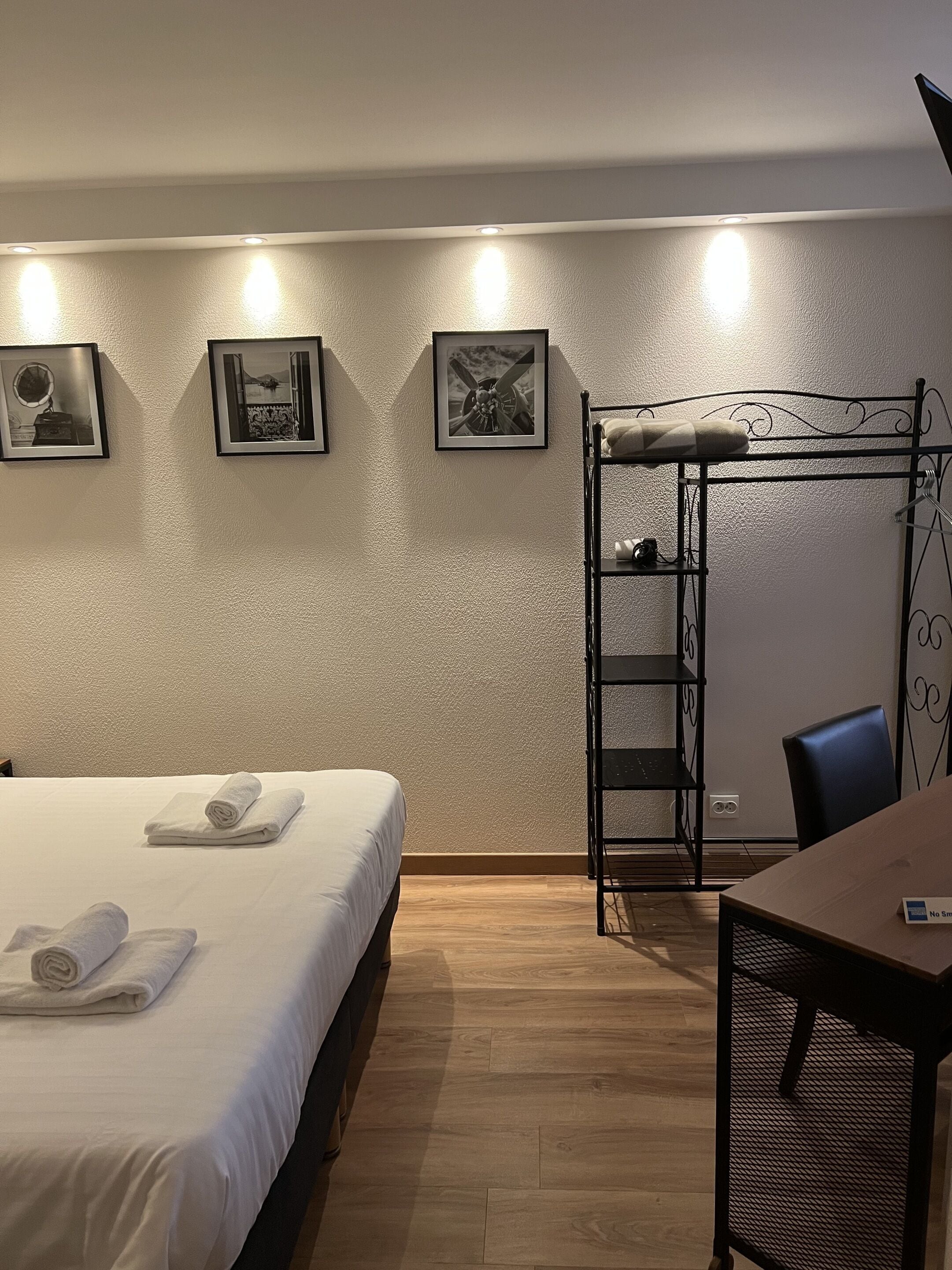 Quarto casal superior, vista para a cidade | Cofres nos quartos, escrivaninha, espaço de trabalho para notebook