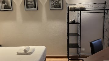 Quarto casal superior, vista para a cidade | Cofres nos quartos, escrivaninha, espaço de trabalho para notebook