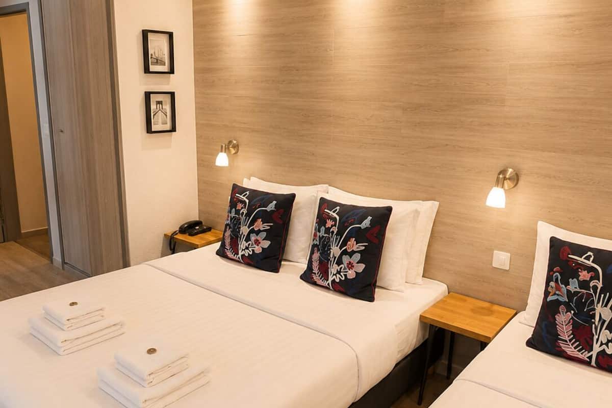 Quarto Triplo, casa de banho anexa | Cofre no quarto, secretária