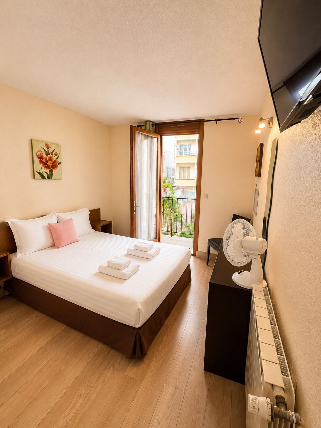 Quarto Duplo Económico, casa de banho anexa | Cofre no quarto, secretária 