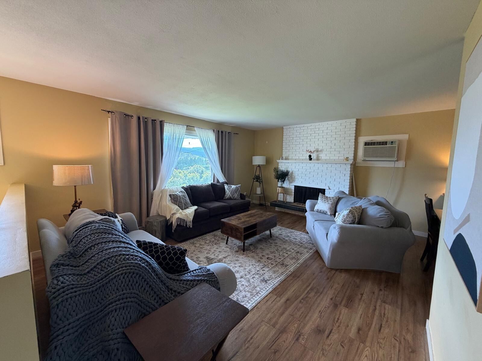 Kelowna Retreat With Mountain Views & Large Private Yard - Kelowna