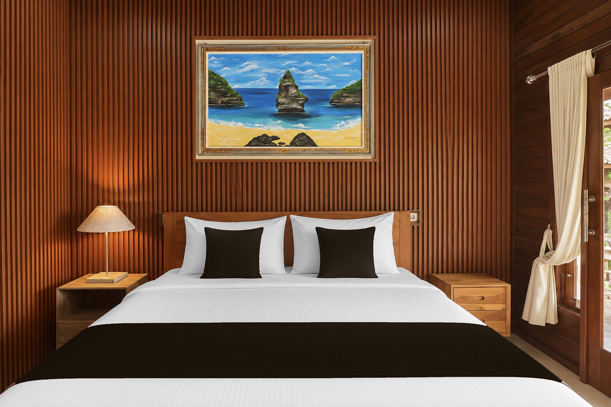 Quarto de hotel com cama, mesa de cabeceira, abajur, pintura de uma cena de praia e janela com cortinas.