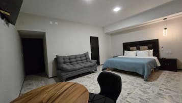 Roupas de cama premium, edredons de pluma, camas Tempur-Pedic, frigobar