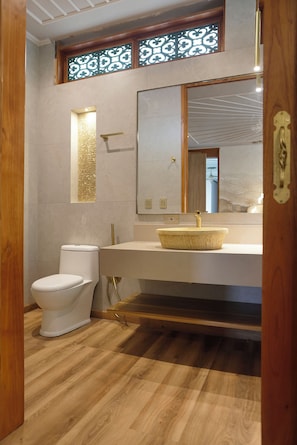 Suite Deluxe | Casa de banho | Produtos de higiene exclusivos, um secador de cabelo, chinelos, um bidé