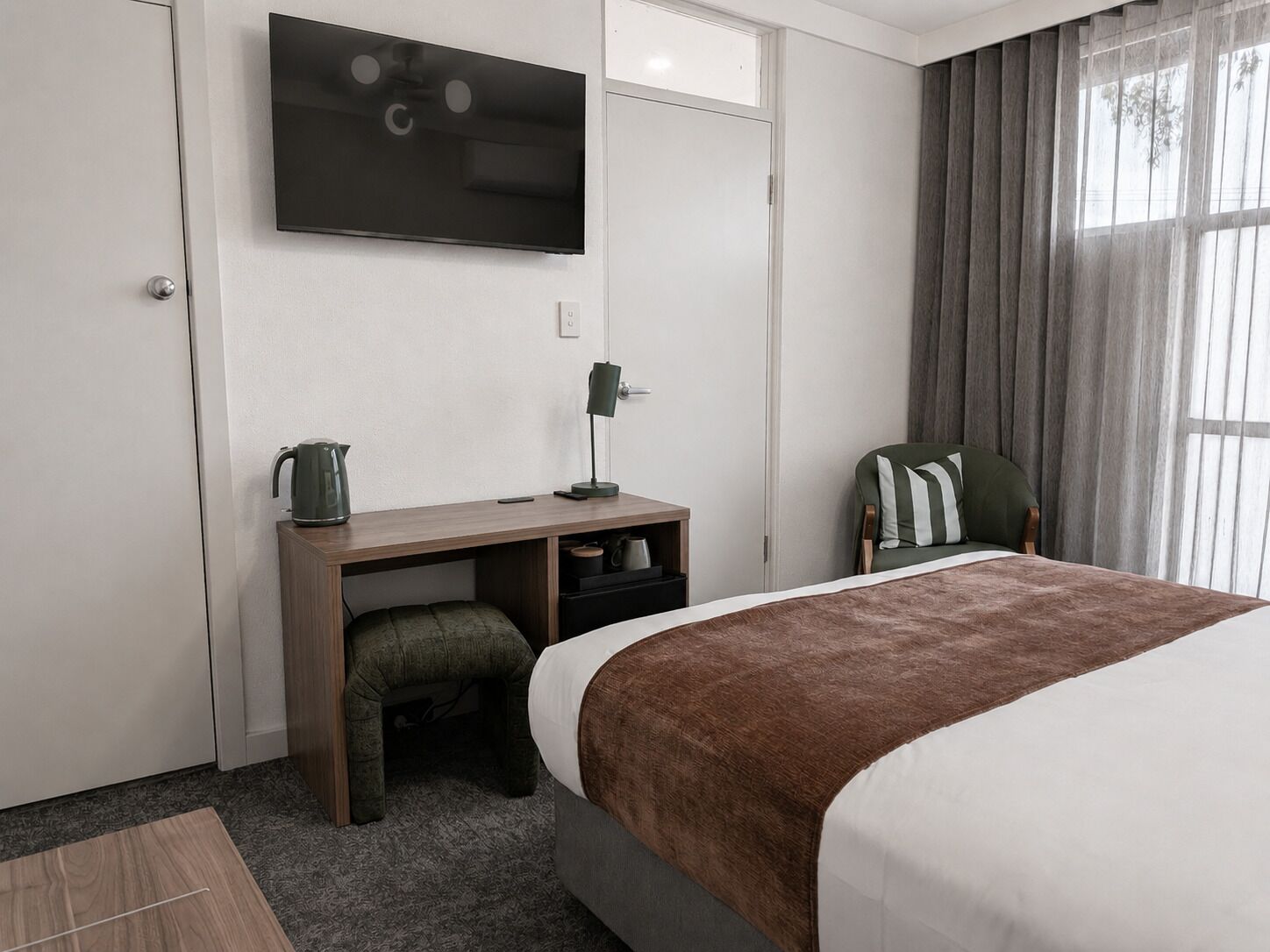 Quarto Duplo, 1 cama queen-size, casa de banho privativa | Secretária, ferro/tábua de engomar, Wi-fi grátis 