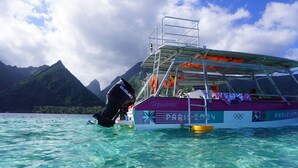 Um barco com motor de popa Suzuki, área de estar coberta e a inscrição 'Tepoeanui' e 'Paris 2024' na lateral.