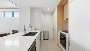 Apartamento | Cozinha privada | Talheres/pratos/utensílios de cozinha