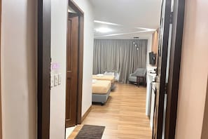 Quarto Quádruplo Deluxe, 2 camas de casal | Ferro/tábua de engomar, Wi-fi grátis, roupa de cama fornecida 